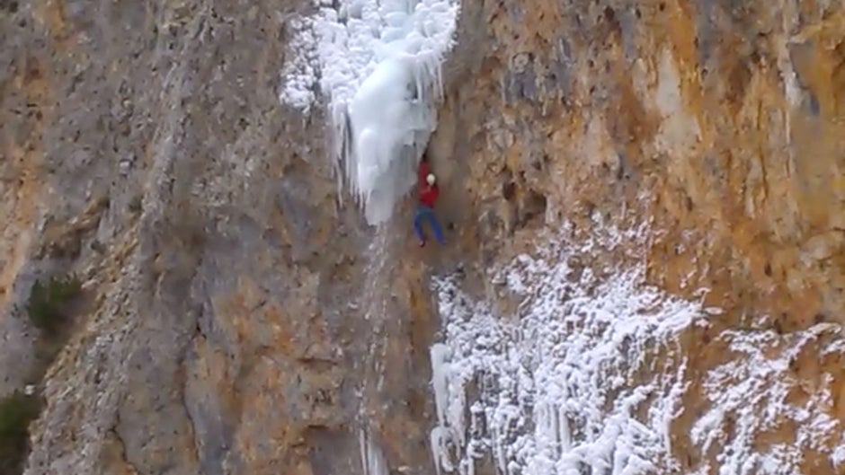 Video: Massive Ice Climbing Curtain Collapse Whipper