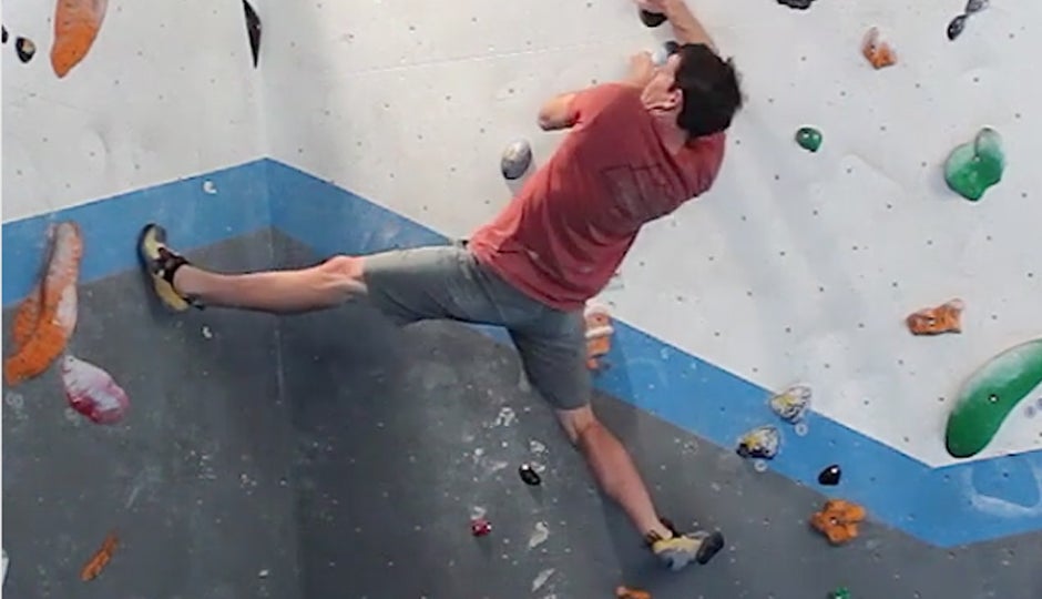 Video: Alex Honnold Climbs Freerider Boulder Problem in the Gym